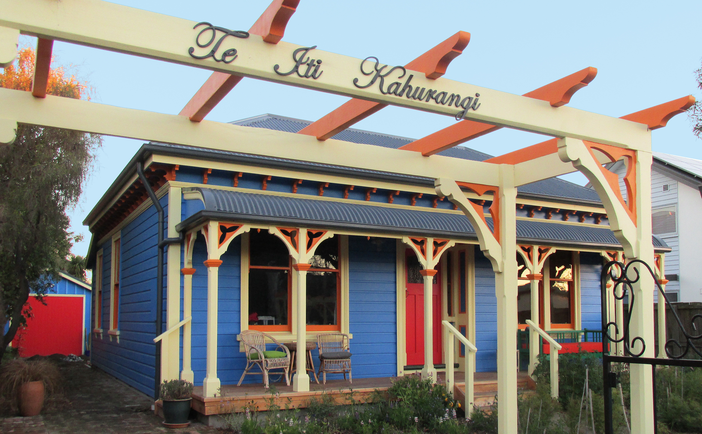 Lizzie’s cute cottage glows like a jewel | Habitat by Resene