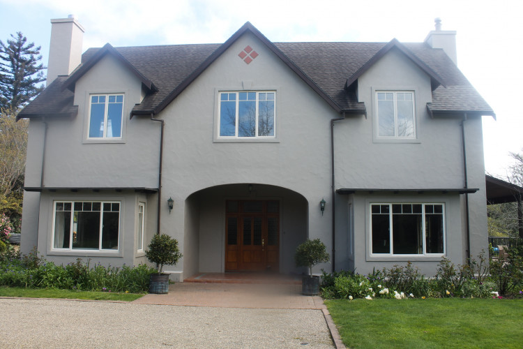 An atmospheric paint palette gives this hardworking Hamilton house a ...